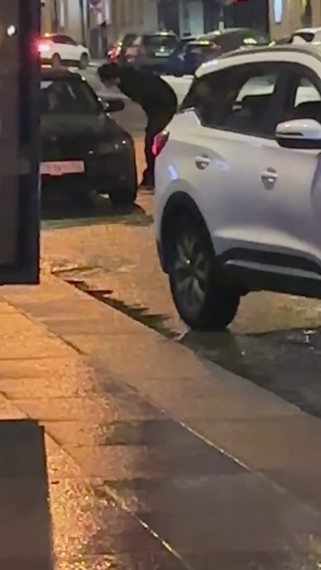 Какой-то глупец приехал на бмв и врубил громко музыку, но нашелся хороший человек и расхерачил бмв