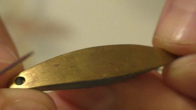 БЛЕСНА НА ОКУНЯ. Чистка блесны ШВЕЙНОЙ ИГЛОЙ. БЛЕСТИТ КАК НОВЕНЬКАЯ