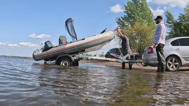 Слип лодки WinBoat 375RF Sprint с помощью прицепа Спутник AQUA (Самосвал)