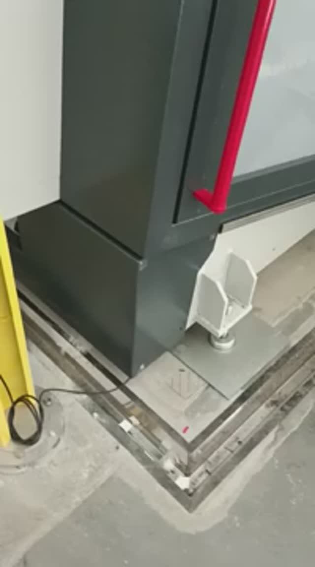 Канавка для сбора воды вокруг вертикального обрабатывающего центра Intermac Vertmax