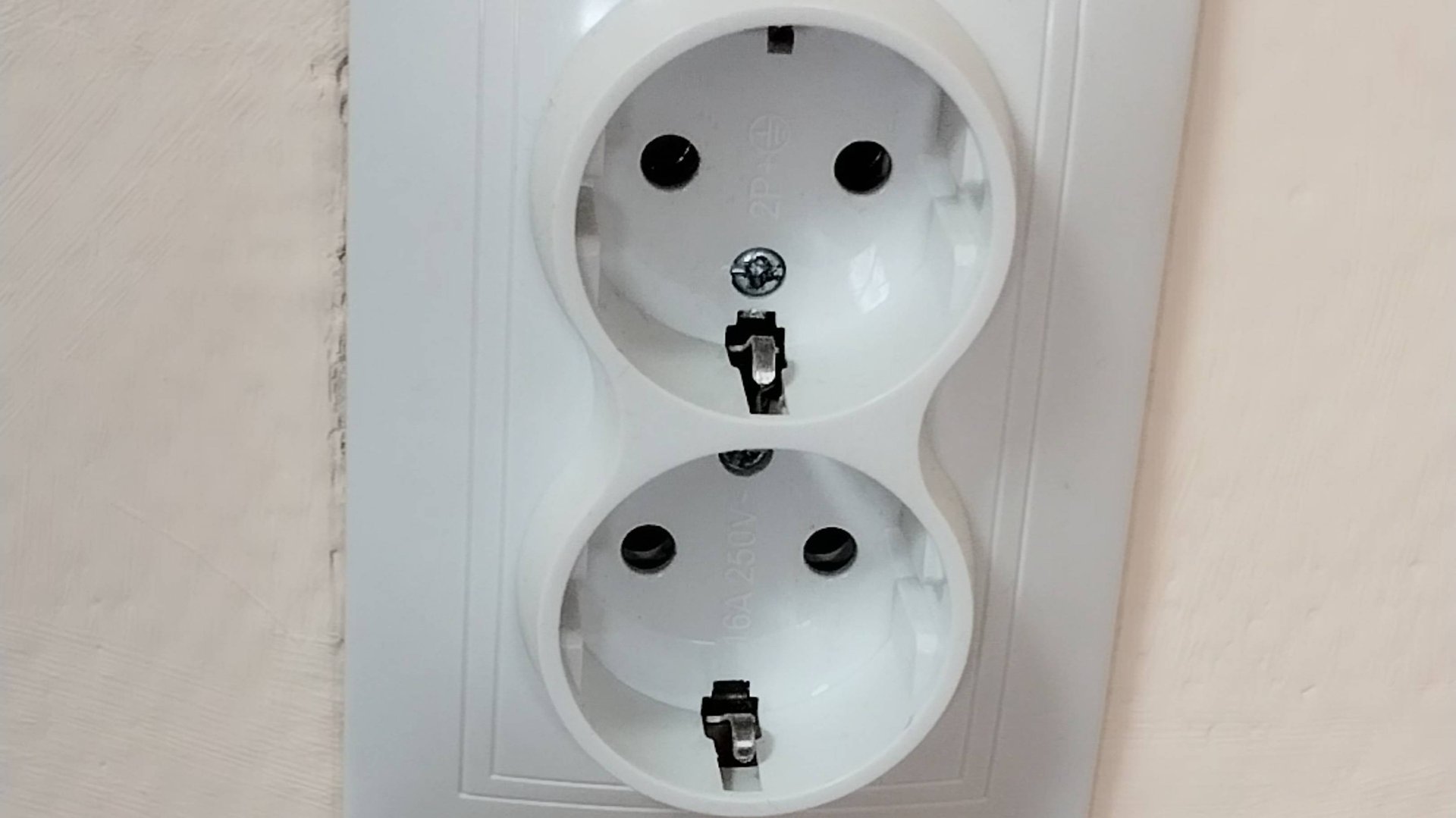 Как установить розетку в квартире