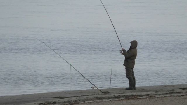 А ТАК МОЖНО БЫЛО ? РЫБАЛКА НА СУДАКА НА ГОРОДСКОМ ПЛЯЖЕ