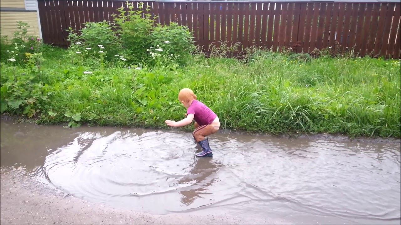 Дети открыли купальный сезон. В луже. (Слабонервным мамам и бабушкам не смотреть :)
