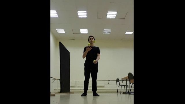 Жонглирование четырьмя мячами