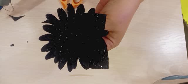 Чудесная черная брошка из фоамирана своими руками