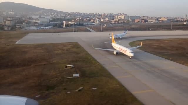 Посадка самолёта в аэропорту имени Сабихи Гëкчен. Стамбул