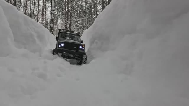 Новые зимние испытания на Defender по снежному ущелью. Радиоуправляемая модель MN99s.
