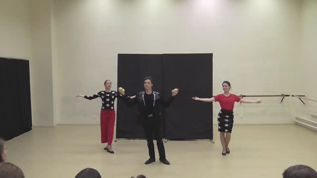 Жонглирование двумя, тремя и четырьмя мячами