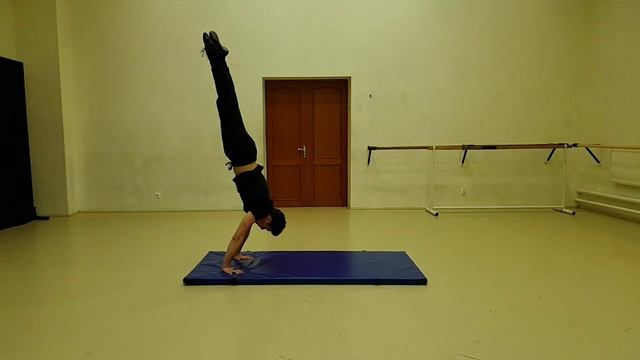 Стойка на руках со сходом в кувырок вперёд