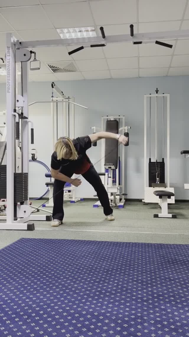 Отведение руки в сторону стоя в наклоне в кроссовере