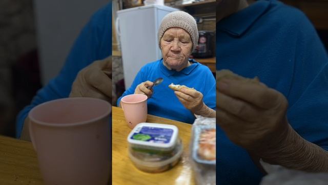 Мамка чаевничает