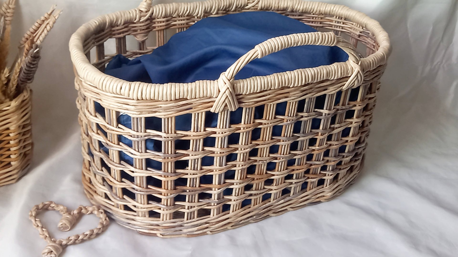 Ажурная овальная корзина.Корзина для белья.