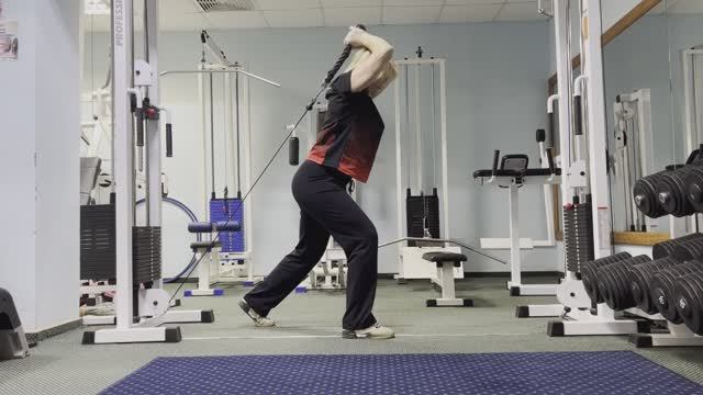 Разгибания рук из-за головы стоя в наклоне в кроссовере