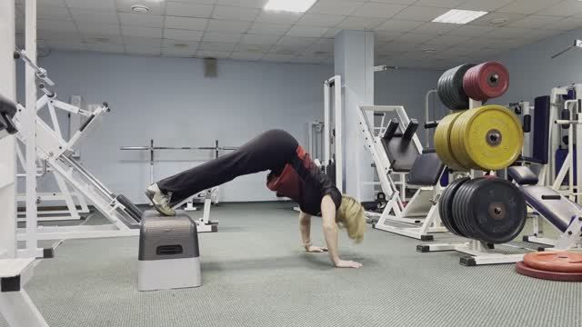 Отжимания "углом" ноги на скамье