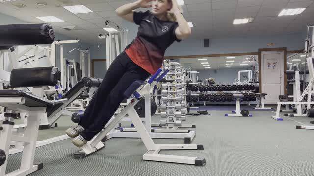 Боковые скручивания на гиперэкстензии