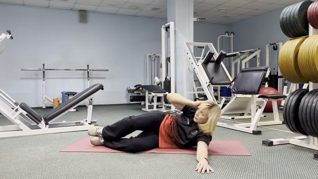 Боковые скручивания лёжа на полу