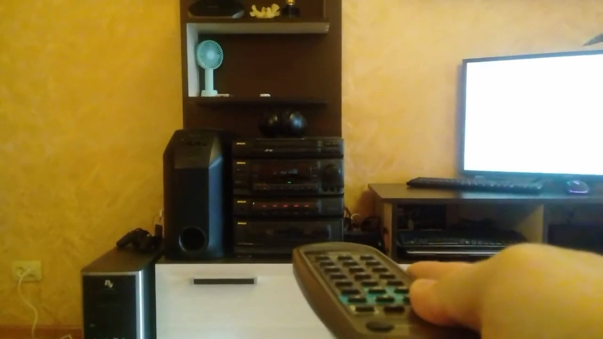 Звучания музыкального центра Aiwa Z1300 вместе с сабвуфером Sony SA-W10