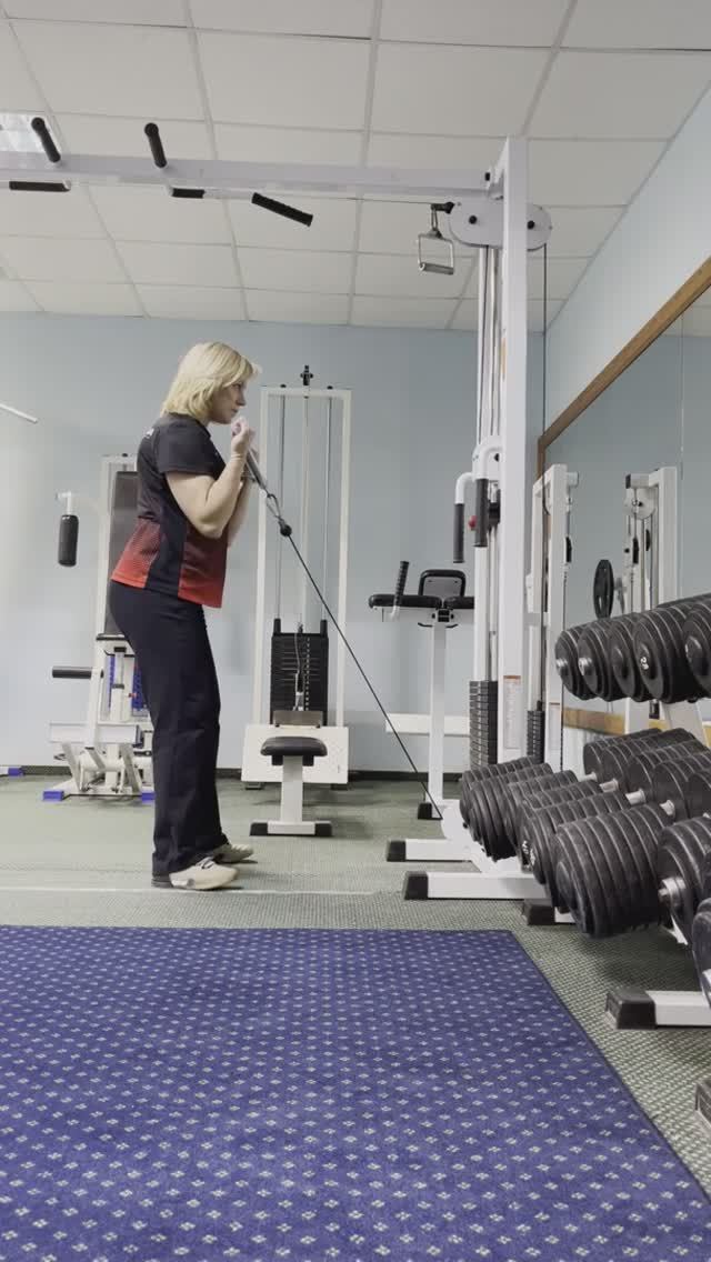 Подъём на бицепс с нижним блоком стоя в кроссовере