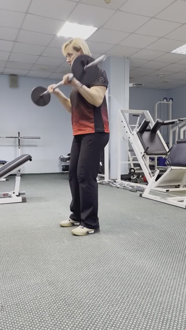 Подъём на бицепс стоя со штангой обратным хватом