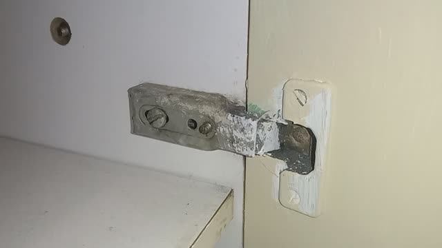 Меняем мебельные петли у старого шкафа