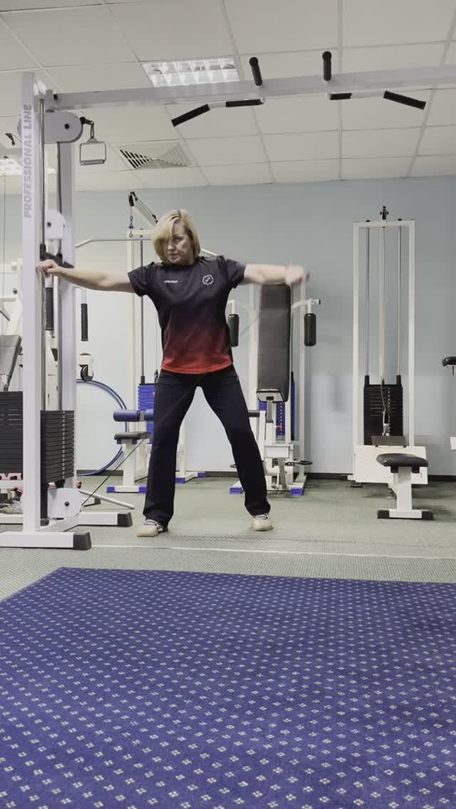 Отведение руки в сторону стоя в кроссовере