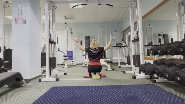 Двойная тяга блока на широчайшие в кроссовере