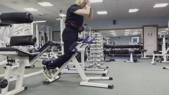 Гиперэкстензия бедрами