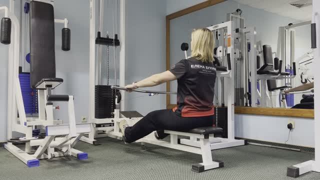 Горизонтальная тяга блока широким хватом к груди