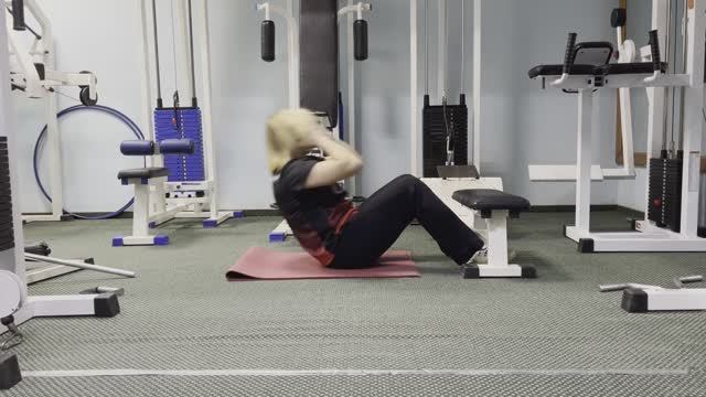 Подъём корпуса лёжа с зафиксированными ногами