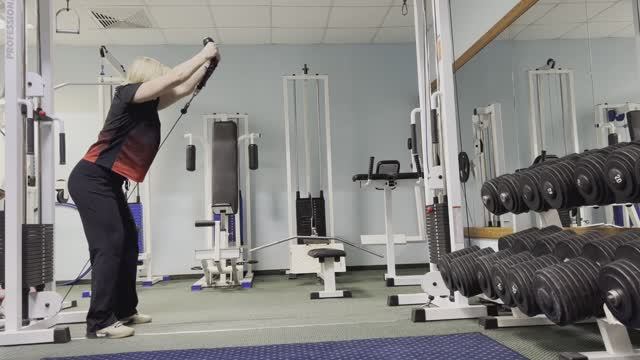 Протяжка снизу вперёд в кроссовере с канатной рукоятью