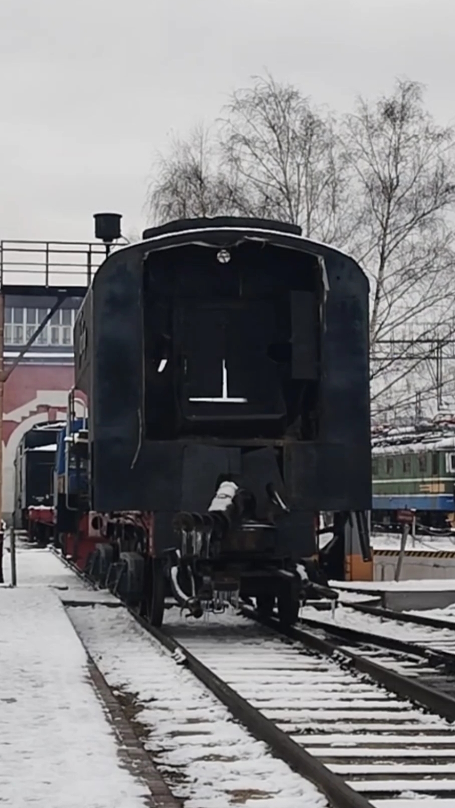 ТГК2-8551 маневрирует с тендером П-0001 (Л) , по территории Депо Подмосковной.