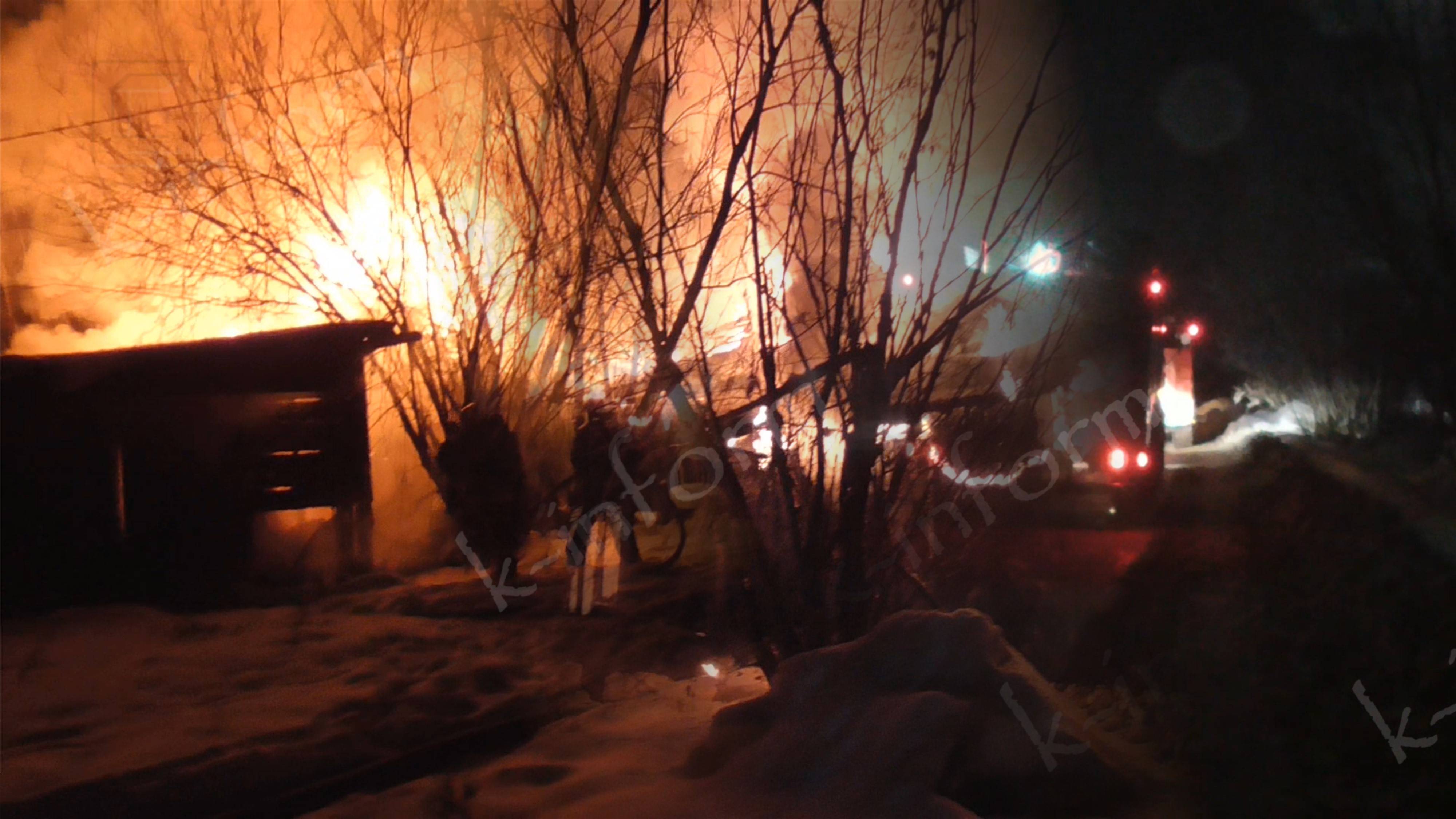 Ночью на Школьной в Сургуте сгорел дом