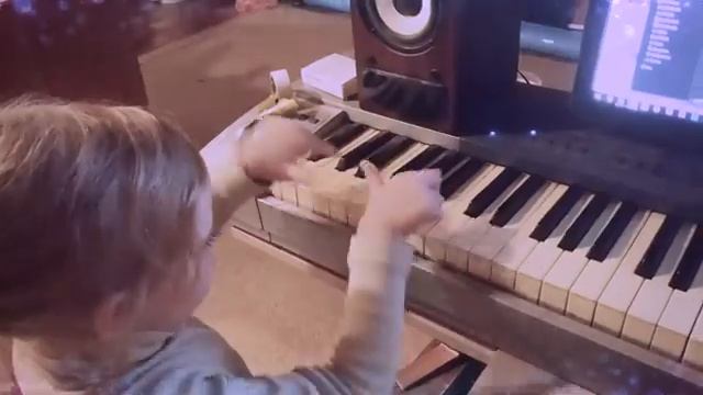 Бабушка плакала от счастья. Внучка 4 года подарила песню на день рождения.