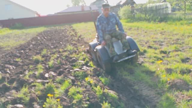 Полевые испытания колëсного бортоповоротного с гидроприводом.