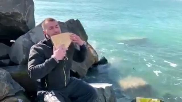 Красивое музыкальное исполнение на берегу океана. Успокаивает и расслабляет.