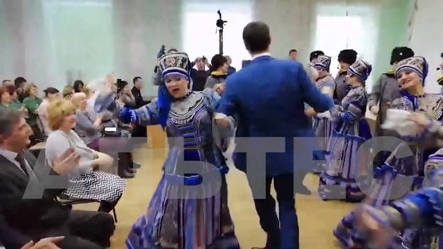 На открытии WorldSkills глава Забайкалья станцевал с артистами ансамбля Забайкальские казаки