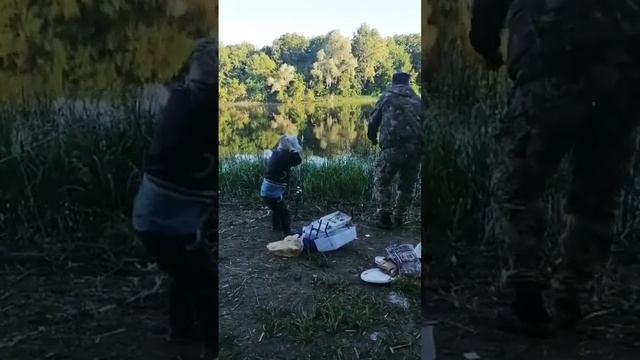 Рыбак рыбака,видит из далека