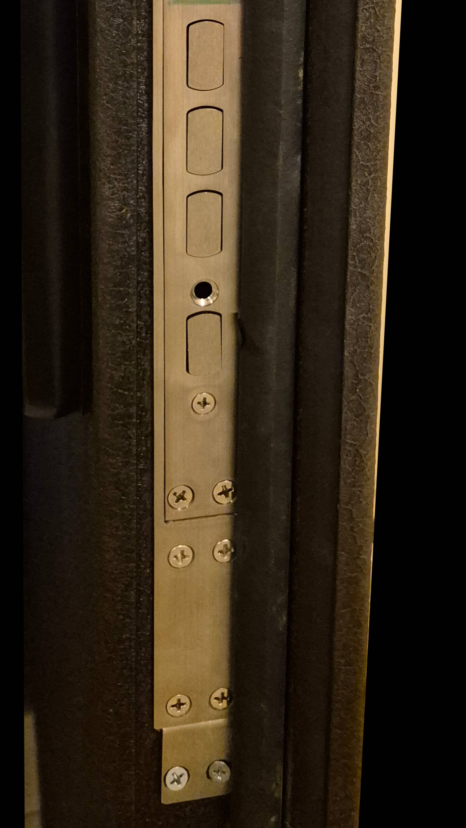 Монтаж электронного замка с широкой планкой на входную еже установленную дверь