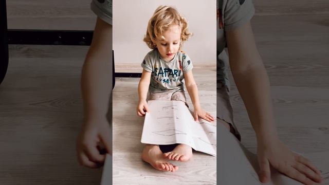 Есенька помогает собирать мебель