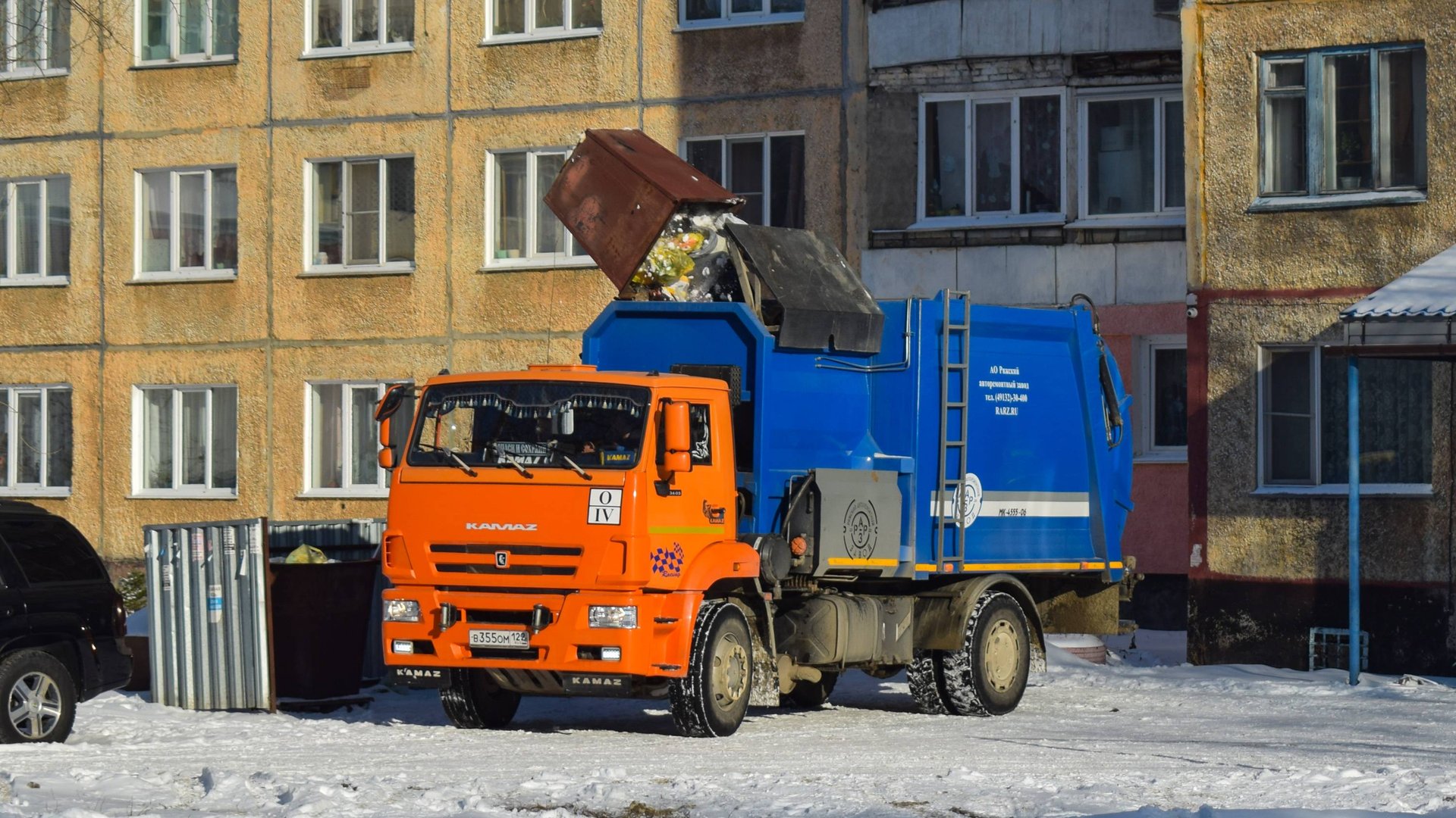 Мусоровоз МК-4555-06 на шасси КамАЗ-53605-A5 (В 355 ОМ 122). Работа. / Kamaz garbage truck.