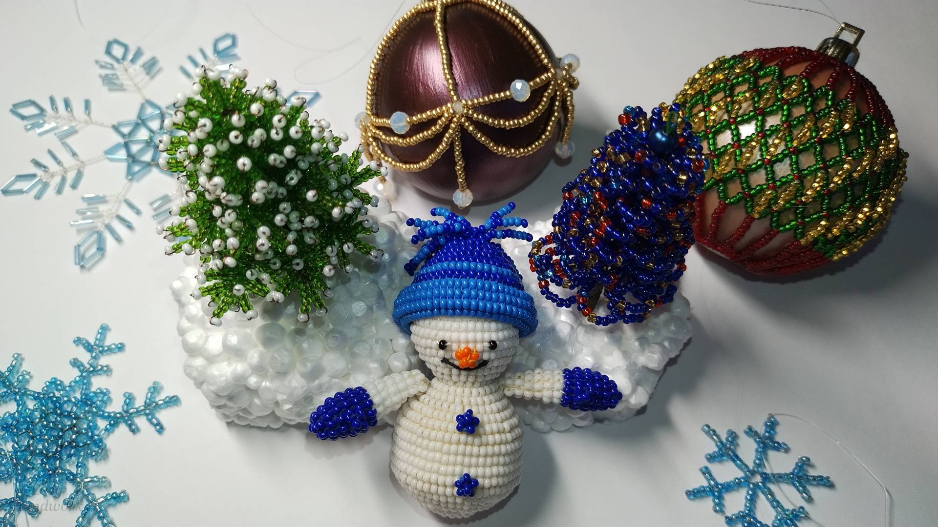 Новогодние украшения и сувениры