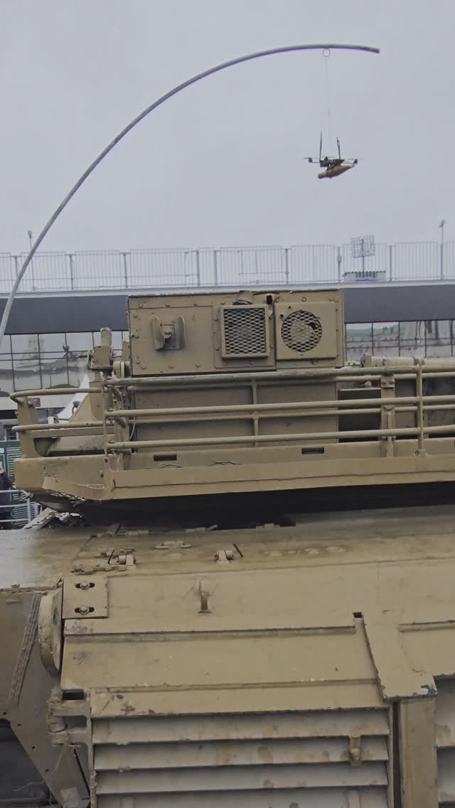 Фигачим по фашистам, по НАТО.