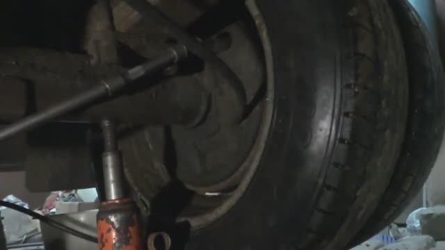 Одна из причин почему греются колесные диски Газели Соболя. Или как свести тормозные колодки Газели.