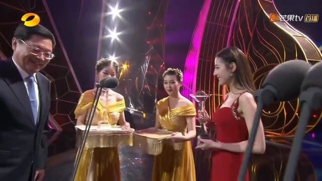 Премия «Золотой орёл» Дильраба получила звание «Богиня золотого орла».2017.