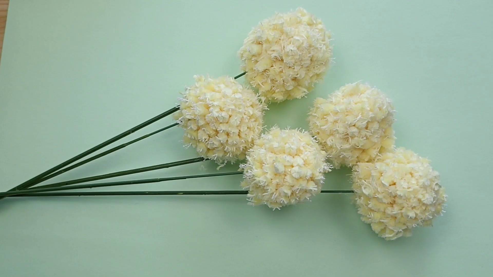 Как сделать помпоны из пряжи. Одуванчик из плюшевой пряжи