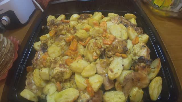 МЯСО и КАРТОФЕЛЬ запечённые в ДУХОВКЕ.  27.11.2024 г.