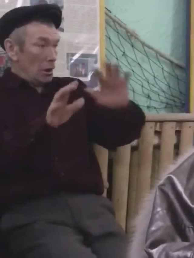 Веселый татарин на сельском концерте.