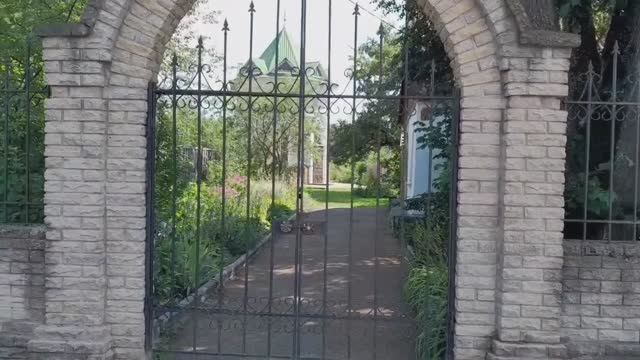 К дубу прп. Тихона Калужского. Монах в дупле. Свято-Тихонова пустынь. Калужская область.