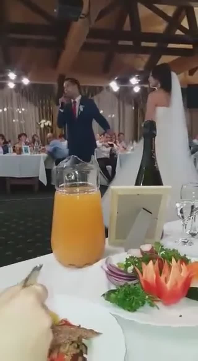 Жених спел любимой песню, которую сочинил сам. На татарском языке.