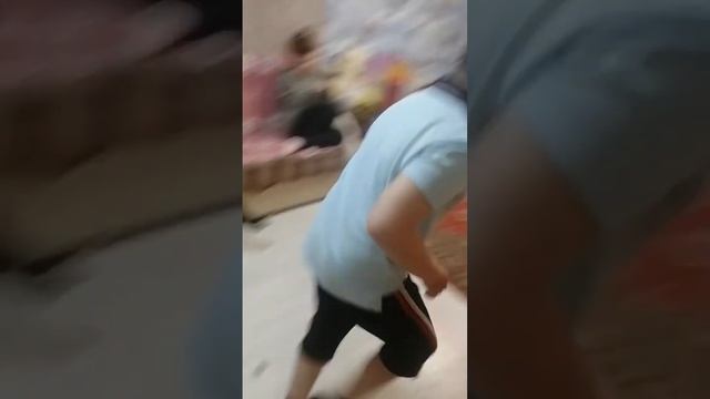 #Детский конкурс- носим орехи между коленями